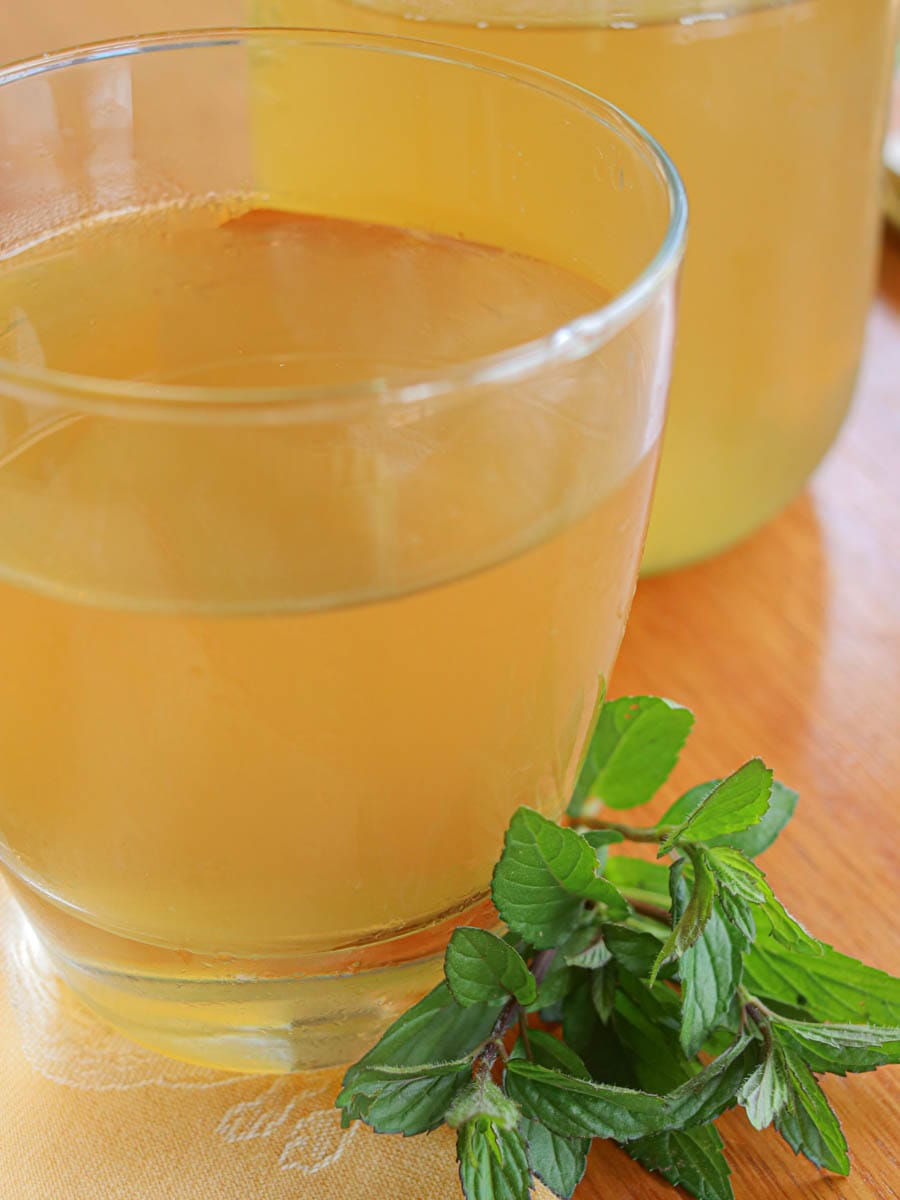 How to Make Peppermint Tea with Fresh Peppermint Leaves - Right At Home ...